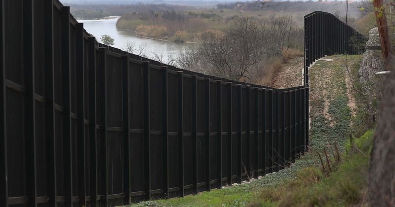 8 Year Old Girl Scales Replica Of Trumps Virtually Impenetrable 18 Foot Tall Border Wall In 1