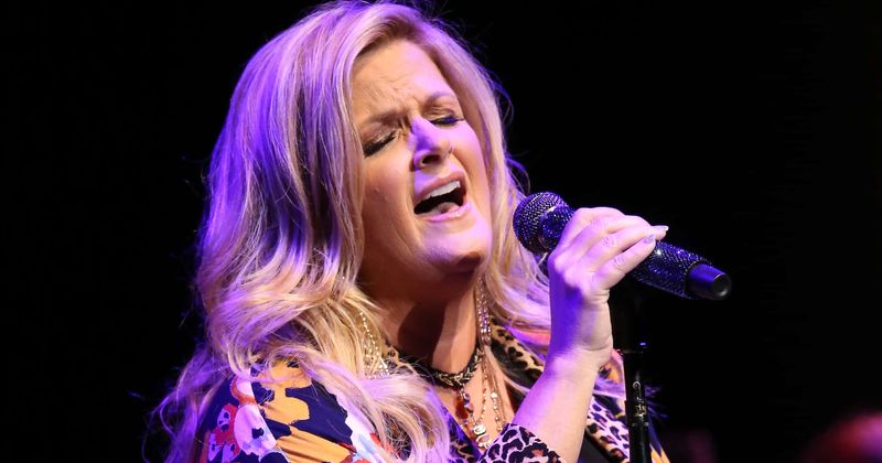Acm Awards 2020 Trisha Yearwood Honors Late Country Stars With ‘ill Carry You Home Leaves