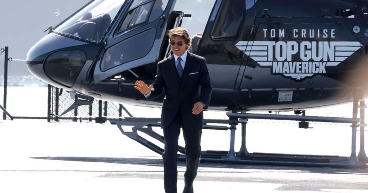 The REAL Top Gun! Video of Tom Cruise flying his own chopper on to ...