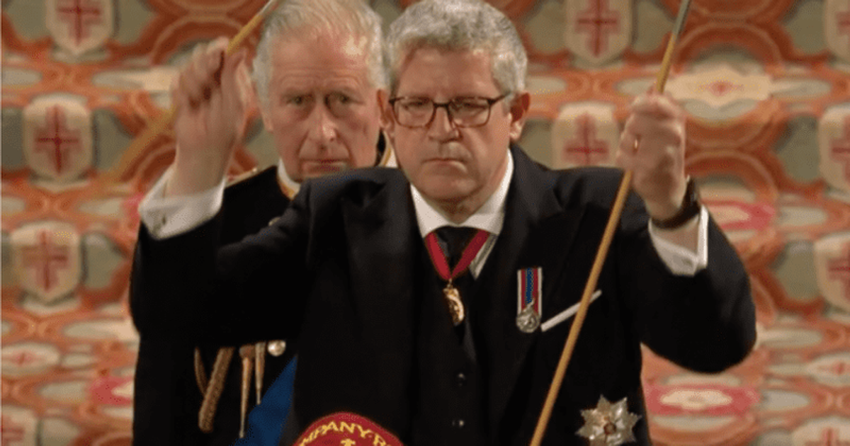Lord Chamberlain breaks the 'wand of office' as the Queen is laid to ...
