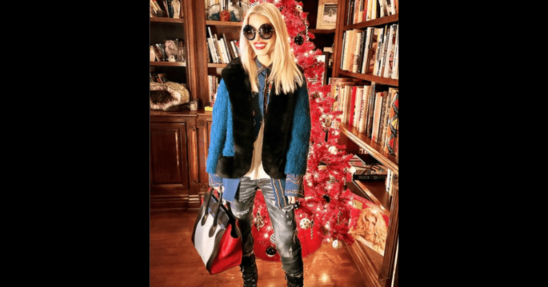 Jessica Simpson looks slim and chic as she poses in front of a fully ...