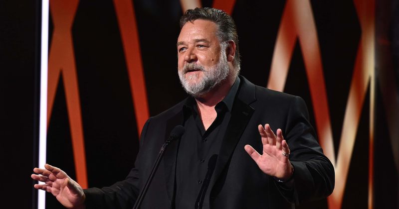 Russell Crowe consoles fan whose late mom saw 'Gladiator' every ...