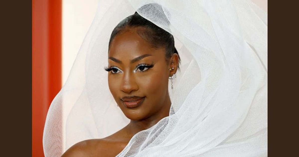 Tems slammed for wearing view-blocking outfit at Oscars 2023 | MEAWW