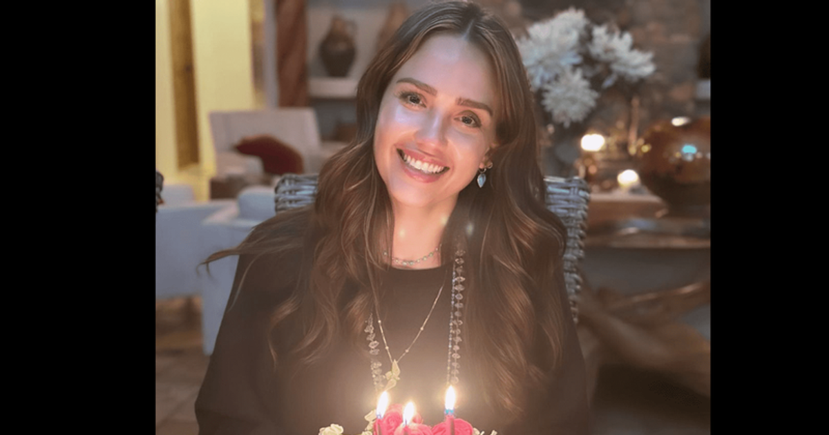 Jessica Alba celebrates 42nd birthday with cake and girls' trip | MEAWW