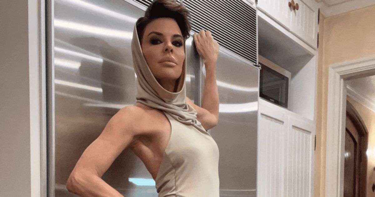 Internet mocks Lisa Rinna as she flaunts 'chic comfy fashion' in hooded maxi dress at her ...