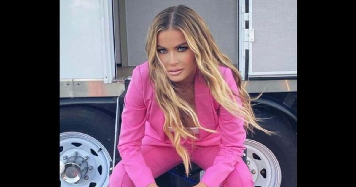What happened to Carmen Electra? 'Baywatch' star shares sultry snap from same porch where she ...