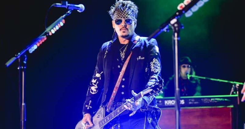 Johnny Depp Expresses Gratitude by Meeting and Greeting Fans Backstage ... Johnny Depp Expresses Gratitude by Meeting and Greeting Fans Backstage ...