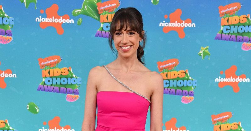 Internet frustrated as Colleen Ballinger apologizes for ukulele video ...